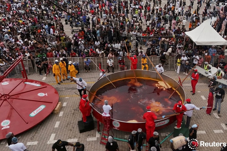 Hilda avunja tena rekodi ya Guinness, apika tani 8 za Jollof kwa saa 8 ...